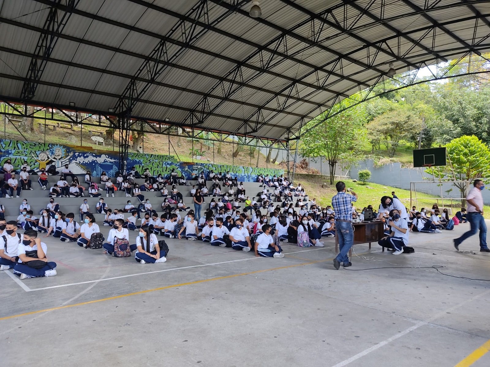 :::I. E. MADRE LAURA:::