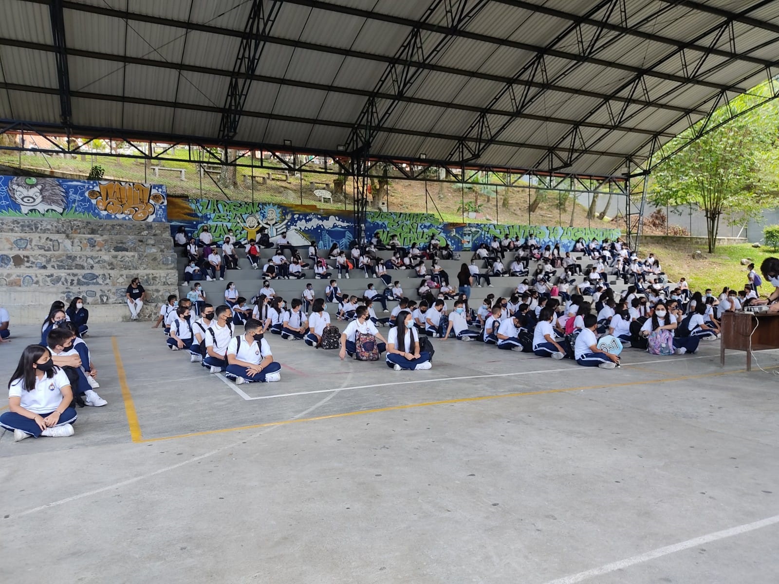 :::I. E. MADRE LAURA:::